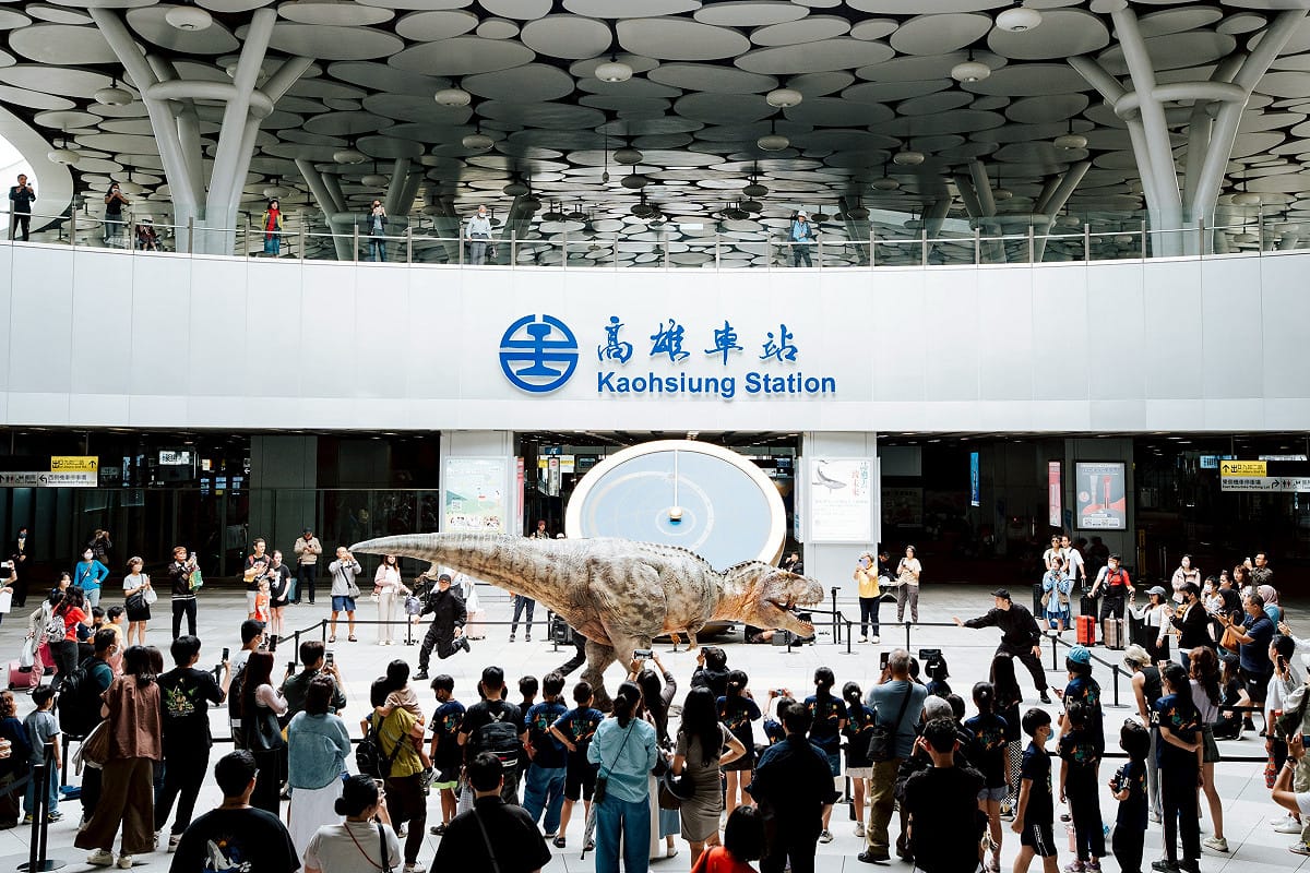 2026高雄兒童節活動暖身 擬真恐龍快閃現身高雄火車站 | 生活 | Newtalk新聞