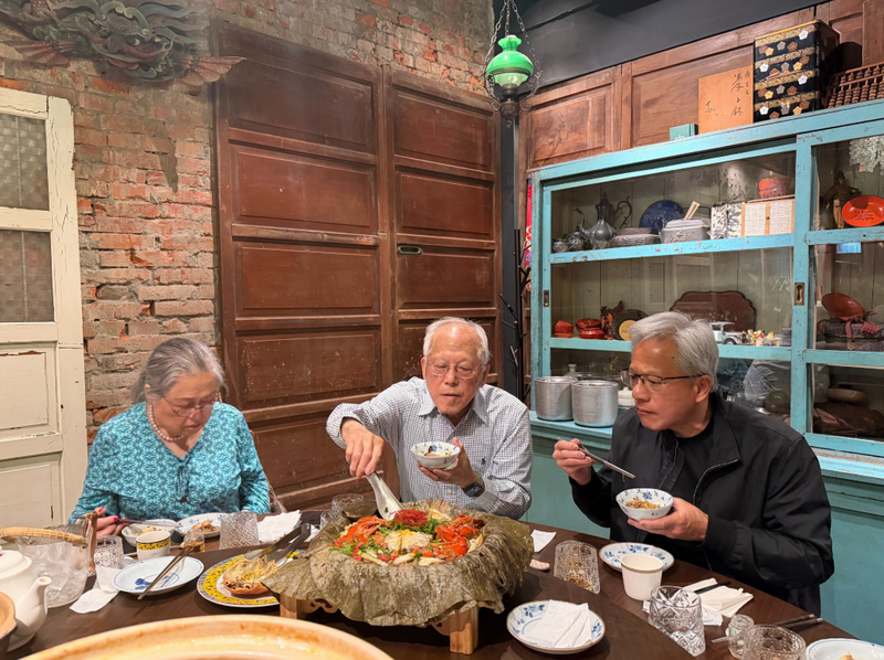 黃仁勳抽空陪爸媽吃飯！網友感動：再厲害的人在父母面前都是孩子 | 財經 | Newtalk新聞