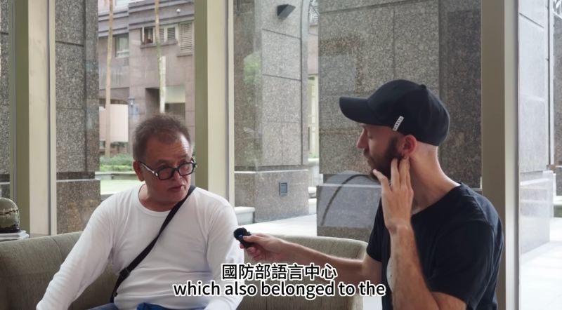 外國人遇白衣阿伯英文溜爆！身分起底超大咖 | 網紅 | Newtalk新聞