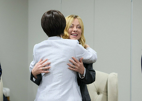 兩位女性領導人G20峰會相見歡！高市與梅洛尼擁抱回應 和李強沒互動 | 國際 | Newtalk新聞